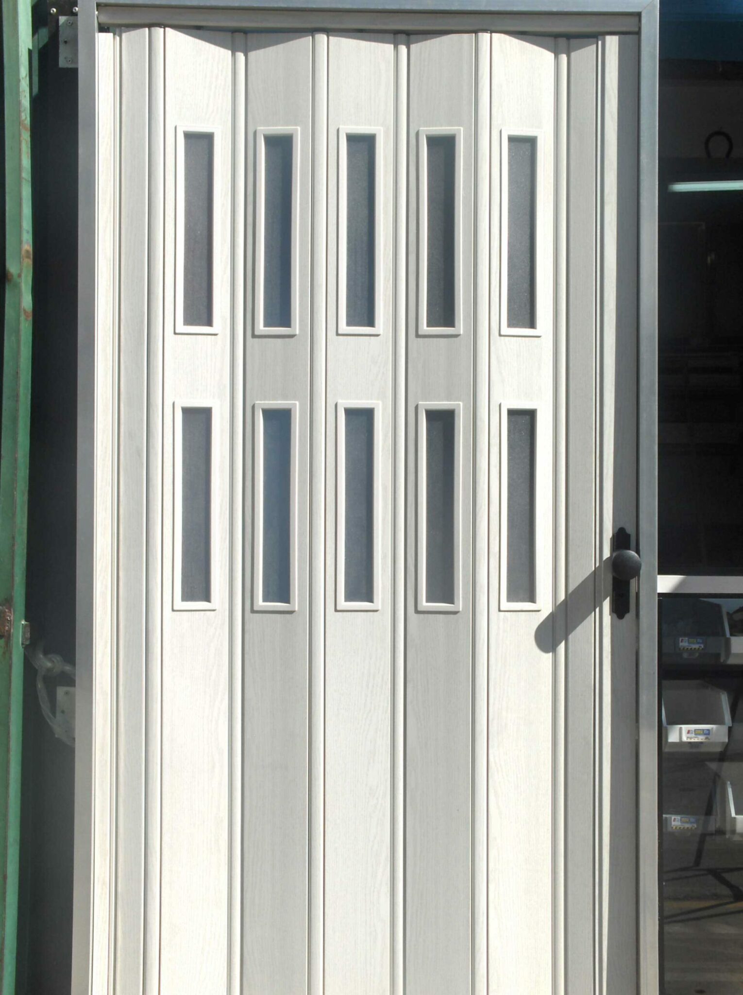 Puerta plegable corredera o tipo acordeon con ventanillas blanco